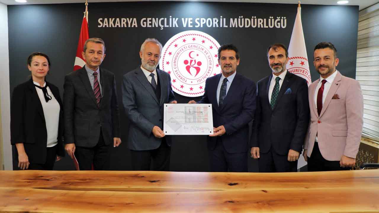 Kamuda ilk sertifika Arif Nihat Asya Öğrenci Yurduna - Sakarya Son ...